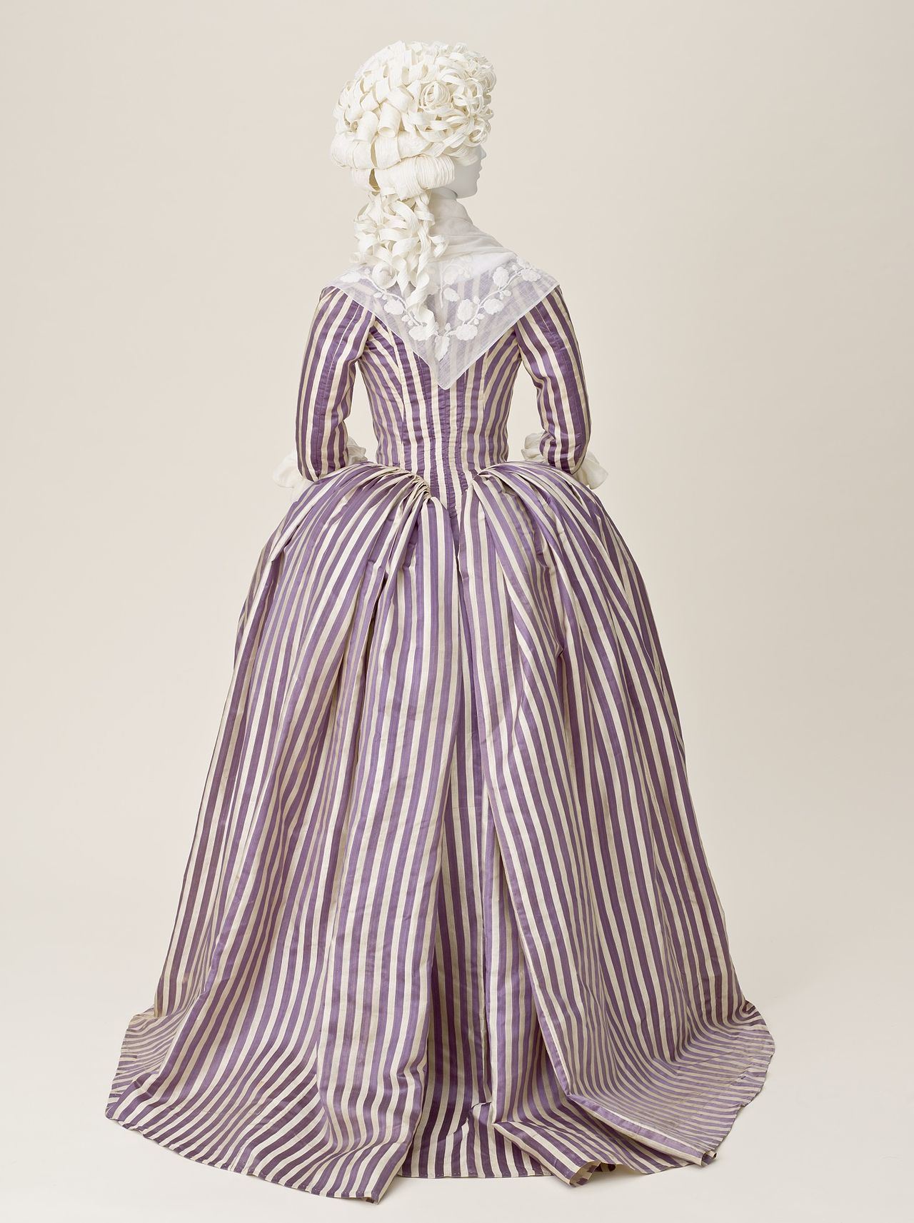 Glamorous Fashion During the 1700s - The Glamorous Woman